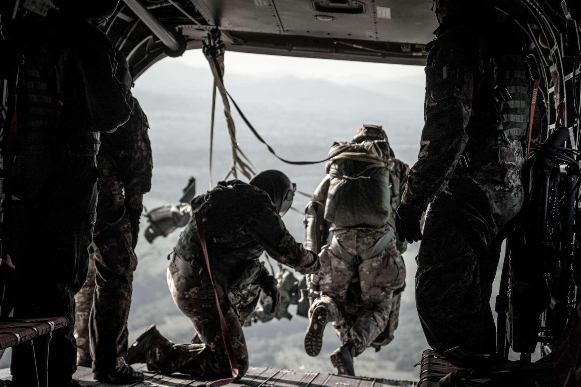 I parà del 183° Nembo testano le capacità con nuovi assetti